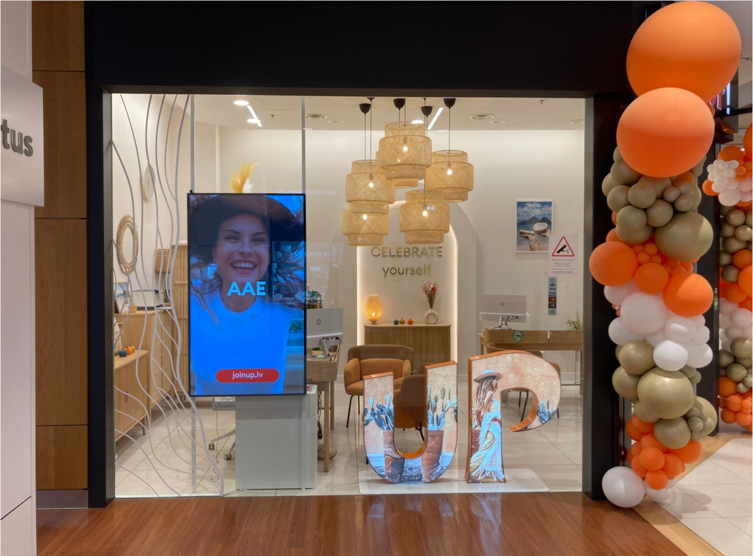 Storefront screen in a shopping center | displeji.lv
