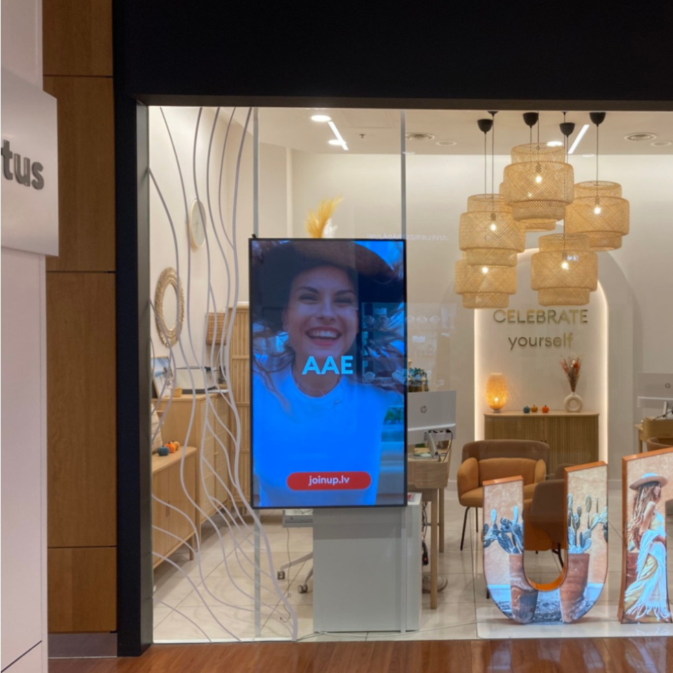 Storefront screen in a shopping center | displeji.lv